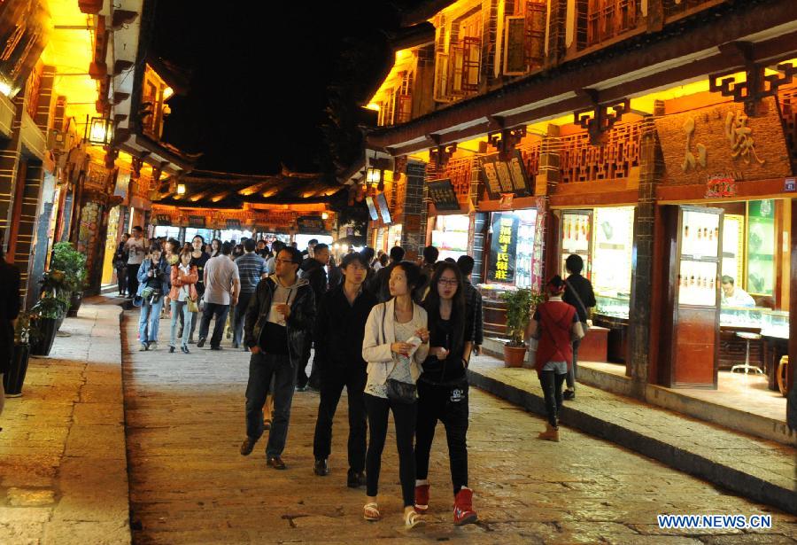 Tourists visit old town of Lijiang - China.org.cn