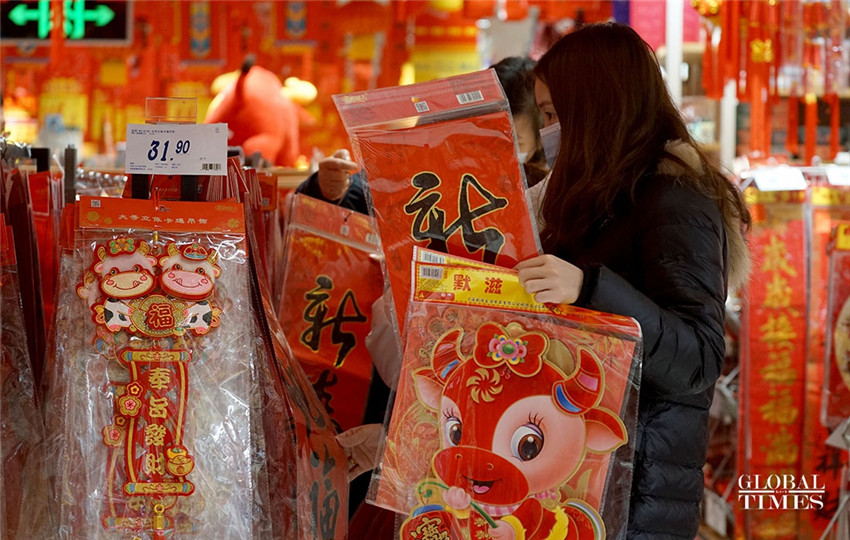 Mercado de productos con temática del Año Nuevo chino en Shanghai ...