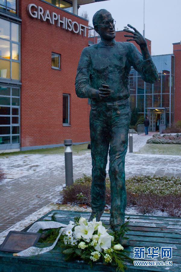 La statue de bronze de Steve Jobs inaugurée en Hongrie