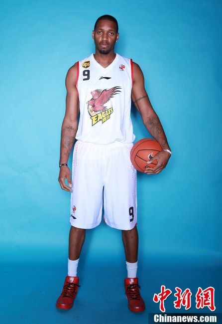 T-Mac pose pour Qingdao Double stars avant la nouvelle saison 2012-2013