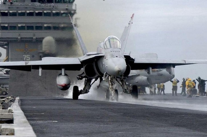 Les moments forts du décollage des avions sur le porte-avions