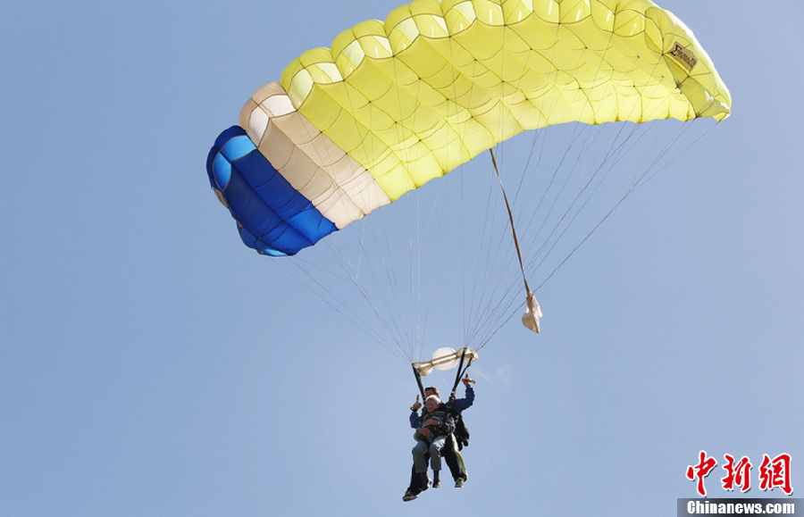 Un parachutiste français de 95 ans bat le record mondial