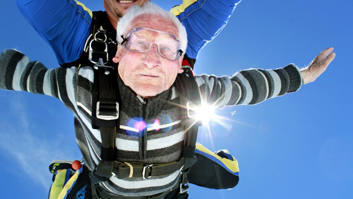 Un parachutiste français de 95 ans bat le record mondial