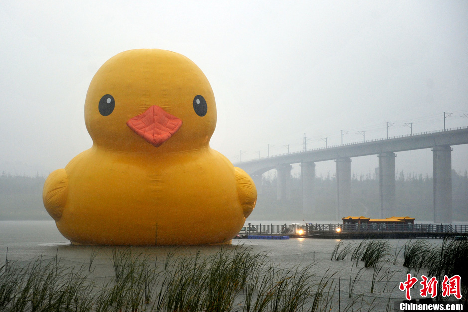 Le canard géant atterrit à l'Exposition des jardins de Chine