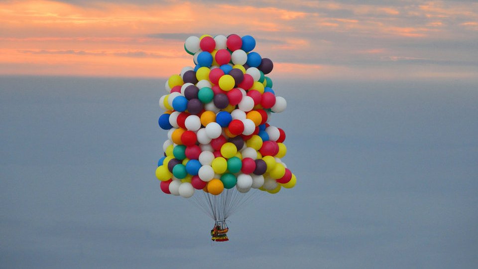 Un Américain traverse l'Atlantique avec 370 ballons