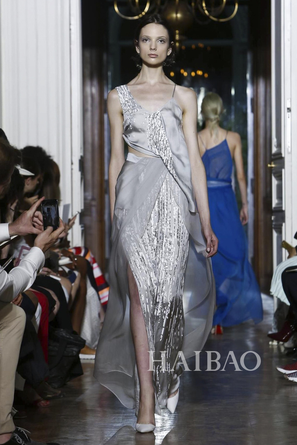 Yiqing Yin dévoile sa collection à la Fashion Week haute couture de Paris