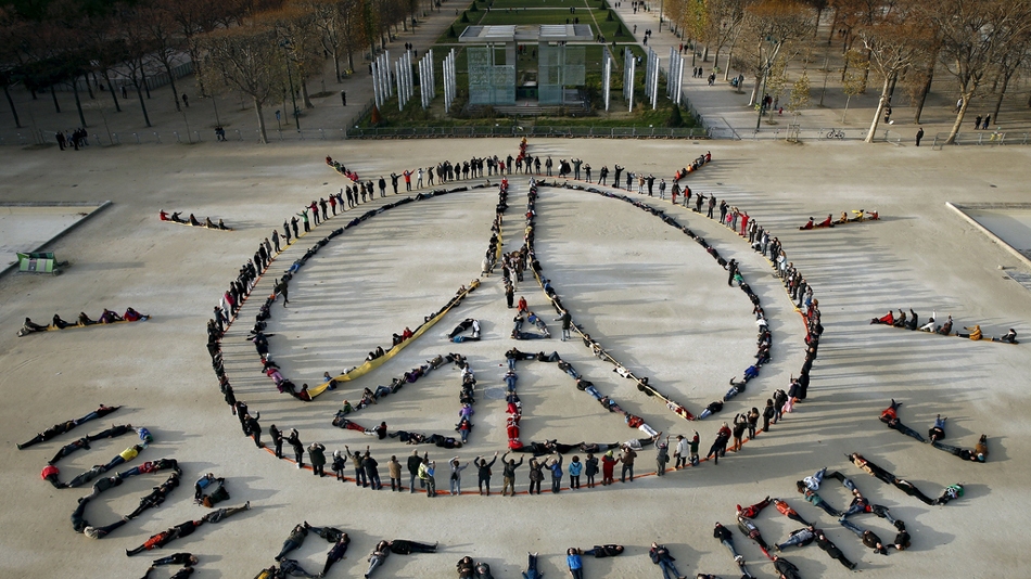 Une chaîne humaine à Paris pour prôner l'énergie « 100% renouvelable