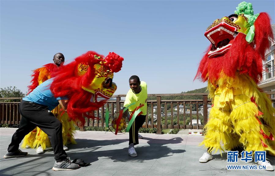 Dix Africains apprennent la danse du lion dans le Liaoning