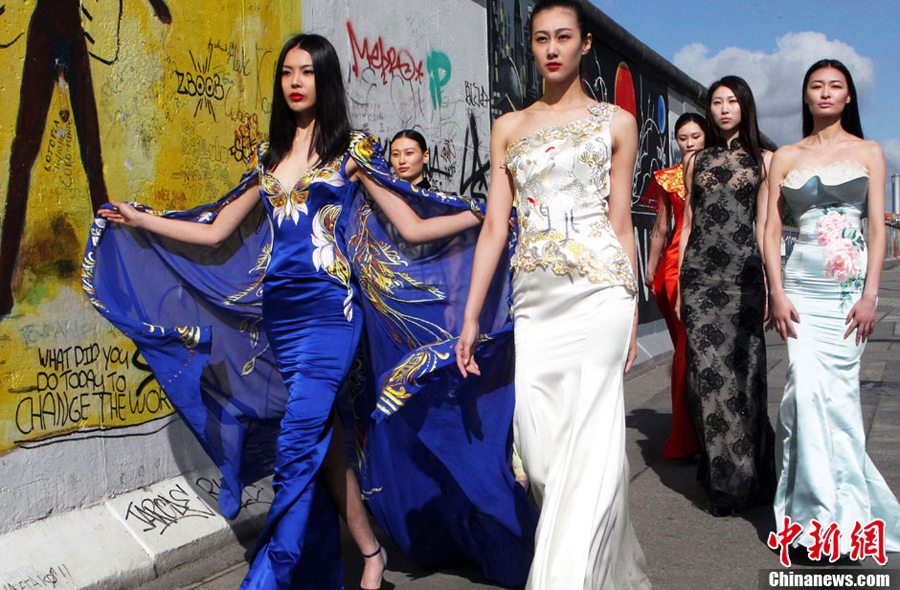 Kultur - german.china.org.cn - Chinesische Modeschau an Berliner Mauer