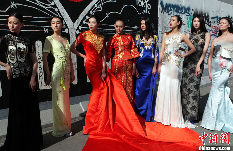 Kultur - german.china.org.cn - Chinesische Modeschau an Berliner Mauer