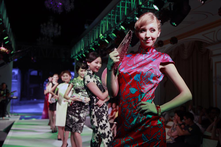 Kultur - german.china.org.cn - Cheongsam-Show in Chongqing verbindet ...