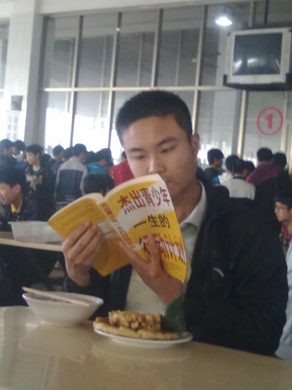 China - german.china.org.cn - Eigenartige Menschen in der Mensa