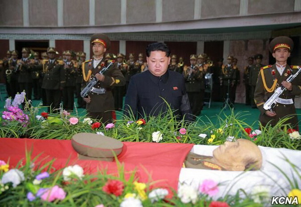 Staatsbegräbnis in Nordkorea: Kim erweist Marschall Ri letzte Ehre ...