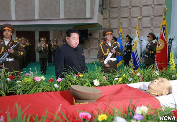 Staatsbegräbnis in Nordkorea: Kim erweist Marschall Ri letzte Ehre ...