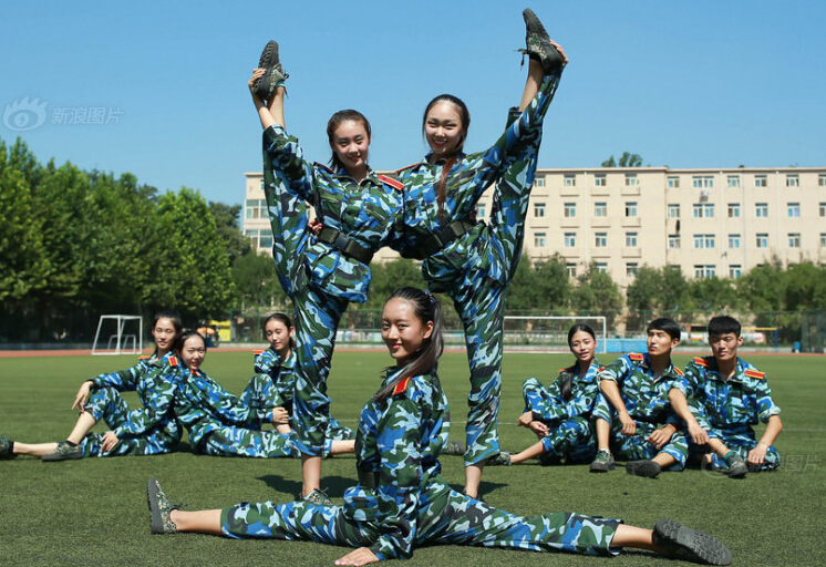 Spagat-Challenge: Neuer Hit in chinesischen Internetsphären_China.org.cn