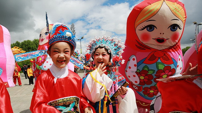 Karneval: Chinesische und russische Kinder feiern gemeinsam den ...