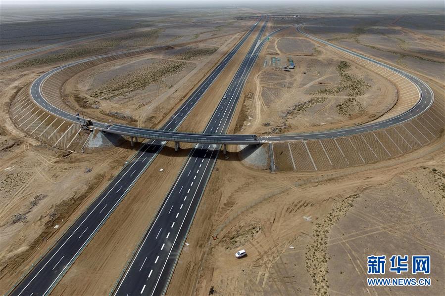 Teilabschnitt der Beijing-Xinjiang-Autobahn vor Eröffnung_China.org.cn