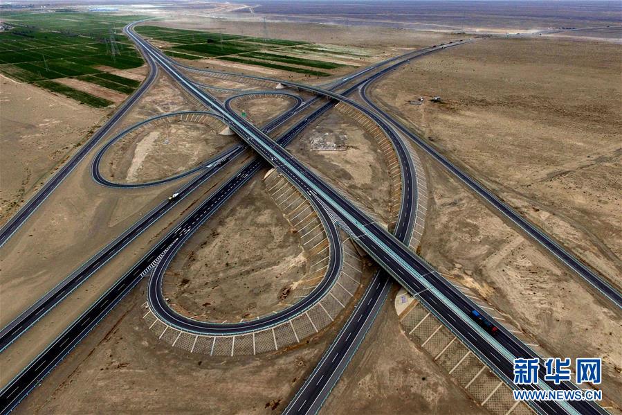 Teilabschnitt der Beijing-Xinjiang-Autobahn vor Eröffnung_China.org.cn