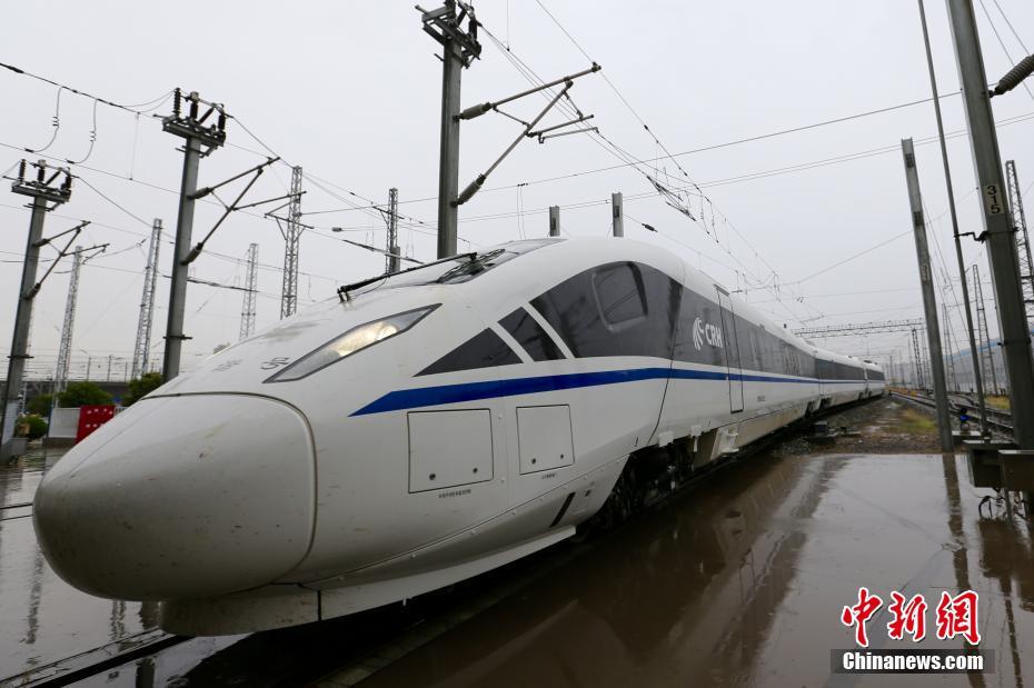 中国、高原・寒冷地仕様で風沙環境で運行可能なCRH5G型高速鉄道が西安でお目見え_中国網_日本語