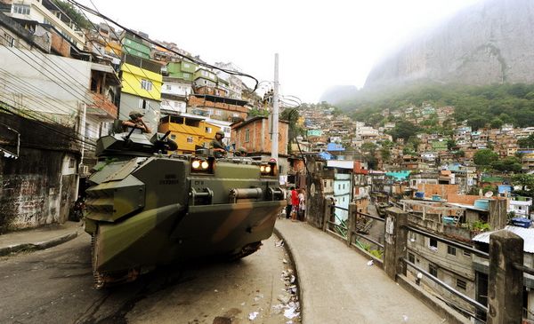 Autoridades de Río de Janeiro toman el control de la favela más grande ...