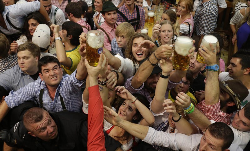 2012: La mayor y más popular fiesta de cerveza en el mundo_Spanish ...