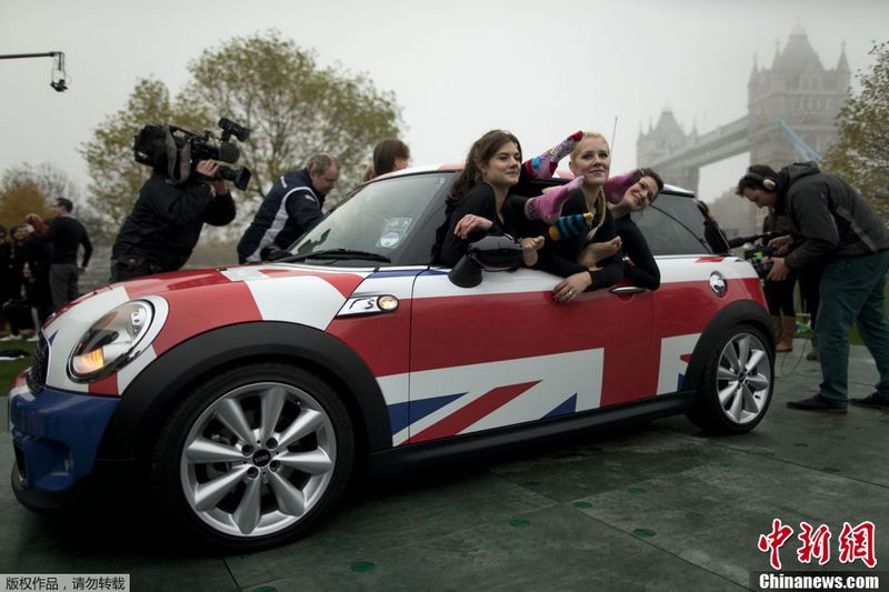 ¡Uhhh! ¡28 mujeres en un Mini Cooper!_Spanish.china.org.cn_中国最权威的西班牙语新闻网站