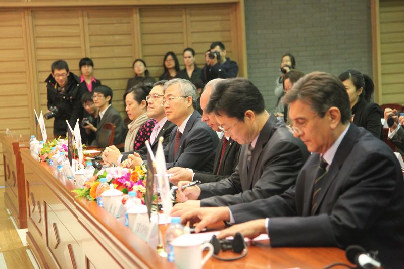 BFSU y UNAM establecen el mayor centro de estudios mexicanos de Asia ...