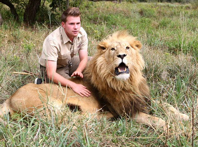 Shandor Larenty y su mascota,un león!_Spanish.china.org.cn_中国最权威的西班牙语新闻网站
