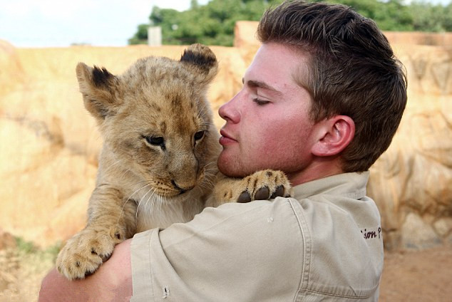 Shandor Larenty y su mascota,un león!_Spanish.china.org.cn_中国最权威的西班牙语新闻网站