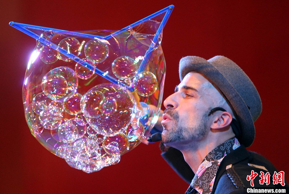 Show de burbujas por el Bubbleman en Hong Kong_Spanish.china.org.cn_中国最 ...