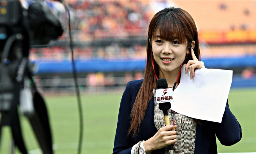 Las guapas periodistas chinas de fútbol_Spanish.china.org.cn_中国最权威的西班牙语新闻网站