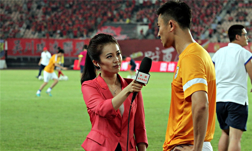 Las guapas periodistas chinas de fútbol_Spanish.china.org.cn_中国最权威的西班牙语新闻网站