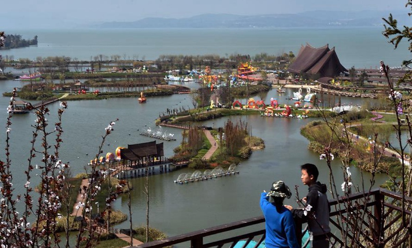 Yunnan: Paisaje de parques del humedal en Lago Dianchi en Kunming ...