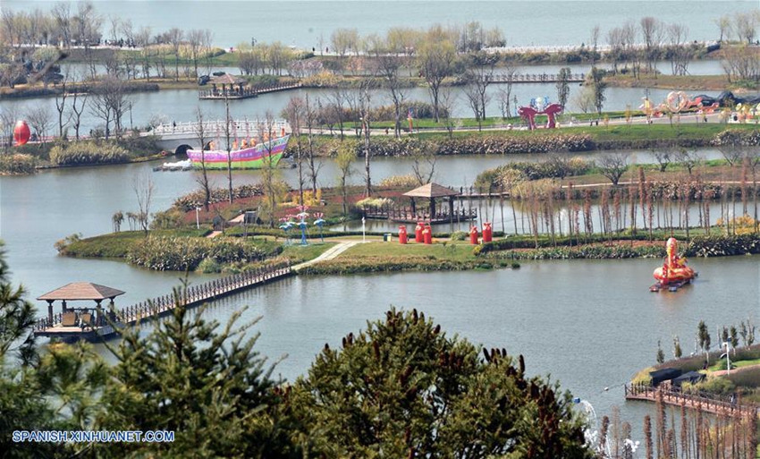 Yunnan: Paisaje de parques del humedal en Lago Dianchi en Kunming ...
