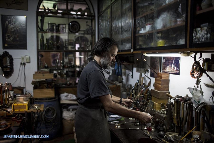 Artesano Ramón Vidal trabaja sobre "virola" de mate en su taller ...