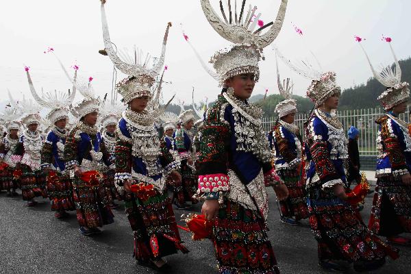 Miao ethnic girls dress up at festival - China.org.cn