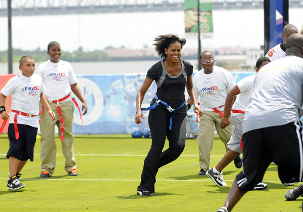 U.S. first lady plays football with kids for health campaign - China.org.cn