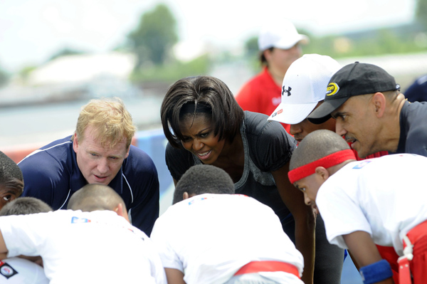 U.S. first lady plays football with kids for health campaign - China.org.cn