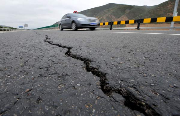 Highway cracks after 1 month - China.org.cn