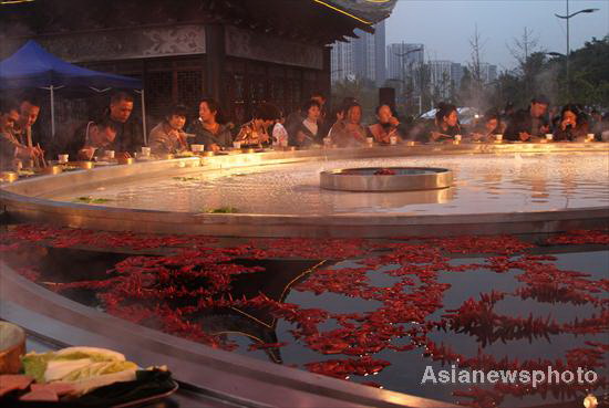 Giant hot pot feast in SW China - China.org.cn