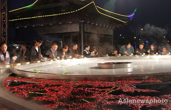 Giant hot pot feast in SW China - China.org.cn