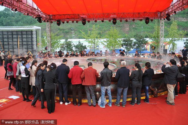 Giant hot pot feast in SW China - China.org.cn