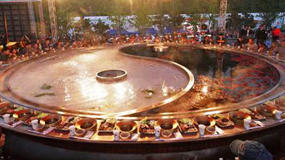 Giant hot pot feast in SW China - China.org.cn