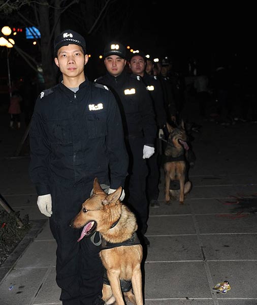 Chinese fencers donate police dogs- China.org.cn