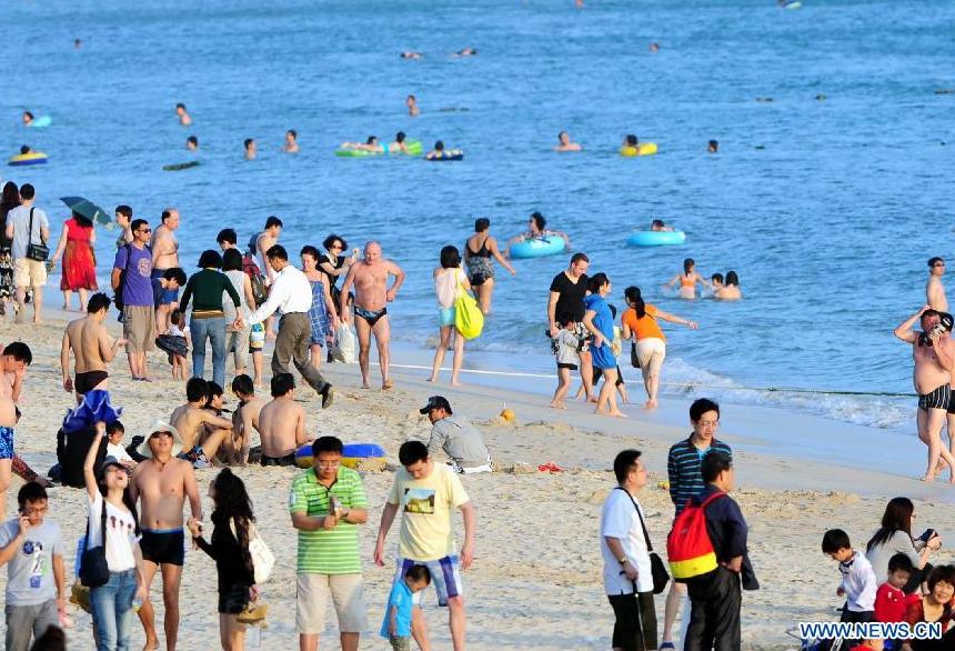 Visitors enjoy warm weather in Hainan - China.org.cn
