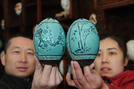 Emu eggshell with traditional painting in Shandong- China.org.cn