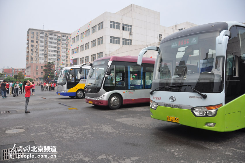 Beijing releases business buses - China.org.cn