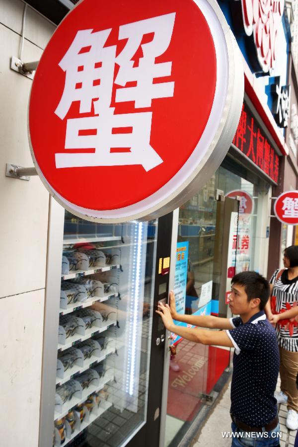 Crabs on sale in vending machine - China.org.cn