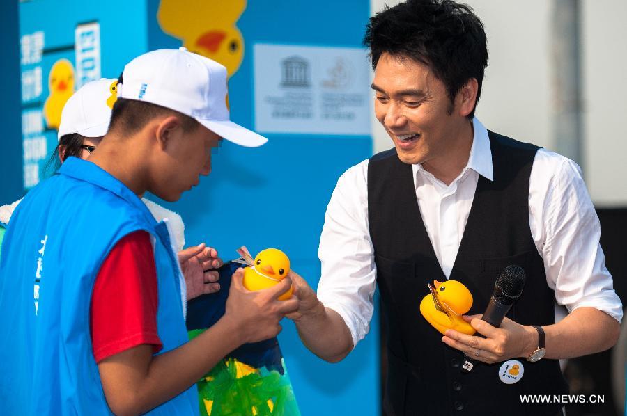 Autistic children visit Rubber Duck - China.org.cn