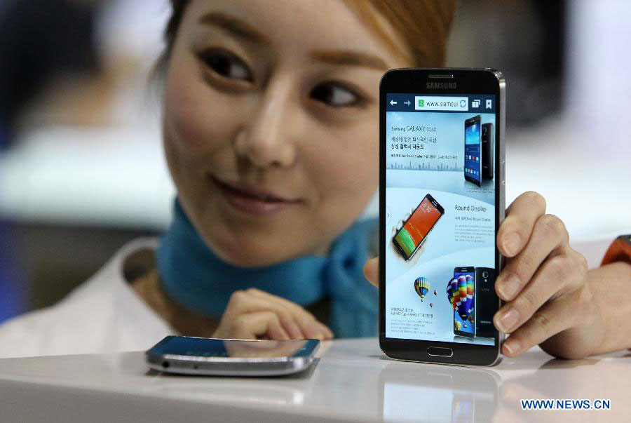 Samsung launches world's first curved smartphone- China.org.cn